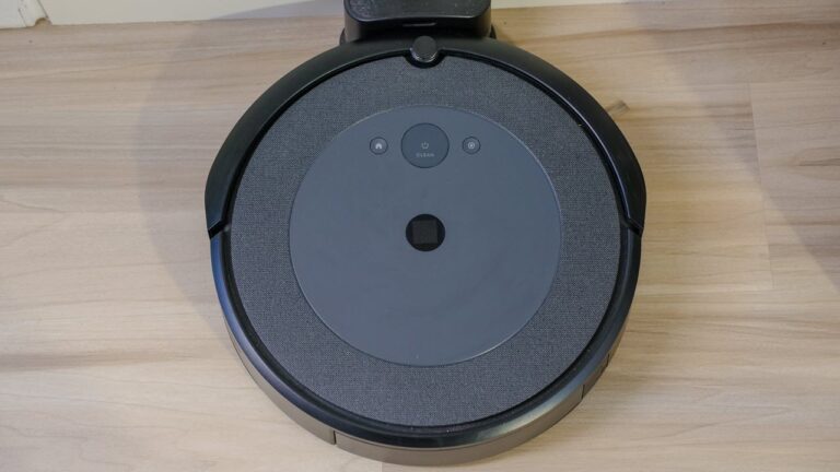 How to tell if Roomba is charging?
